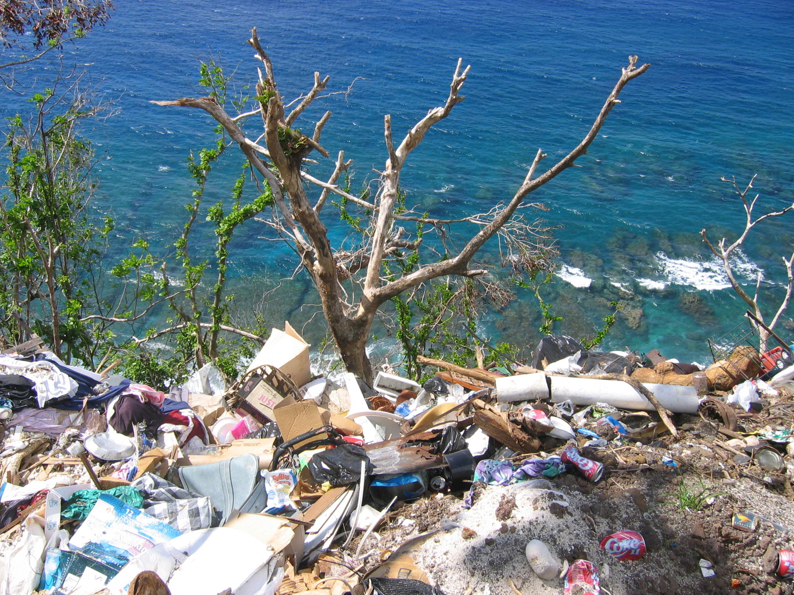 Trash on the cliff of Ta'u, American Samoa - Expédition MED